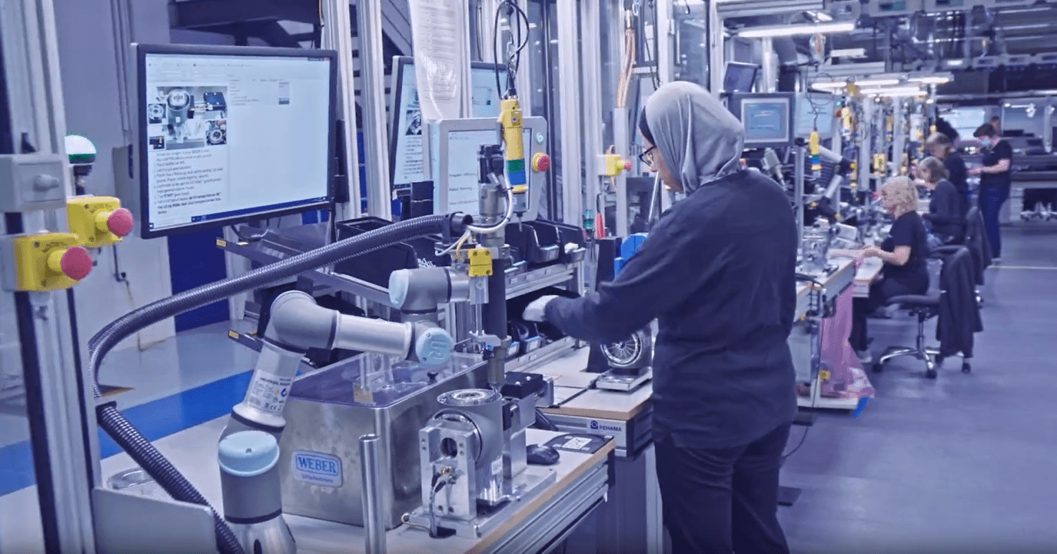 How Cobots Improve Efficiency in Cleanroom Manufacturing?